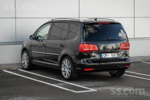 Black Volkswagen Touran 2011 in Riga, with an engine capacity of 2.00 L and mileage of 319 thousand km for 5490 €, photo 7 on AUTOMOTO.COM.LV
