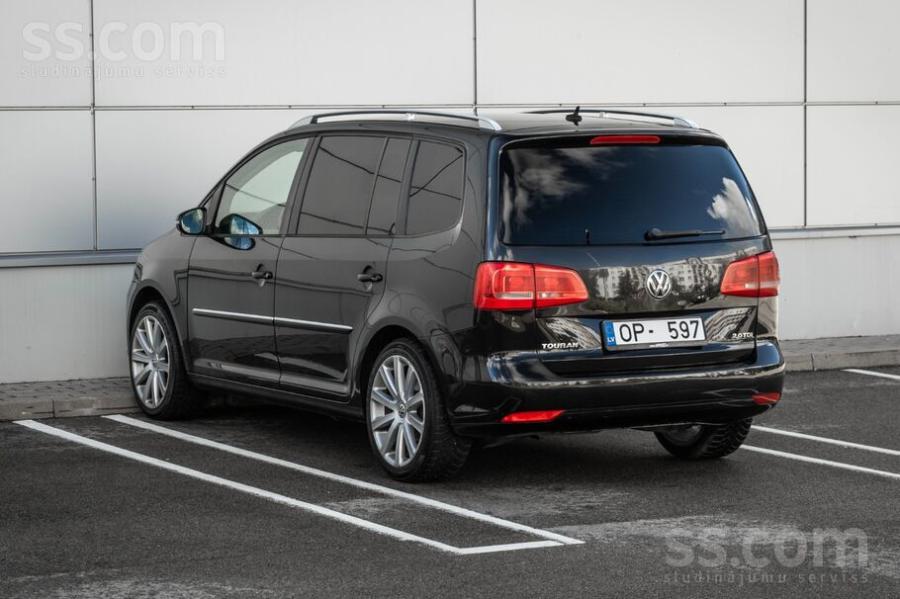 Black Volkswagen Touran 2011 in Riga, with an engine capacity of 2.00 L and mileage of 319 thousand km for 5490 €, photo 7 on AUTOMOTO.COM.LV