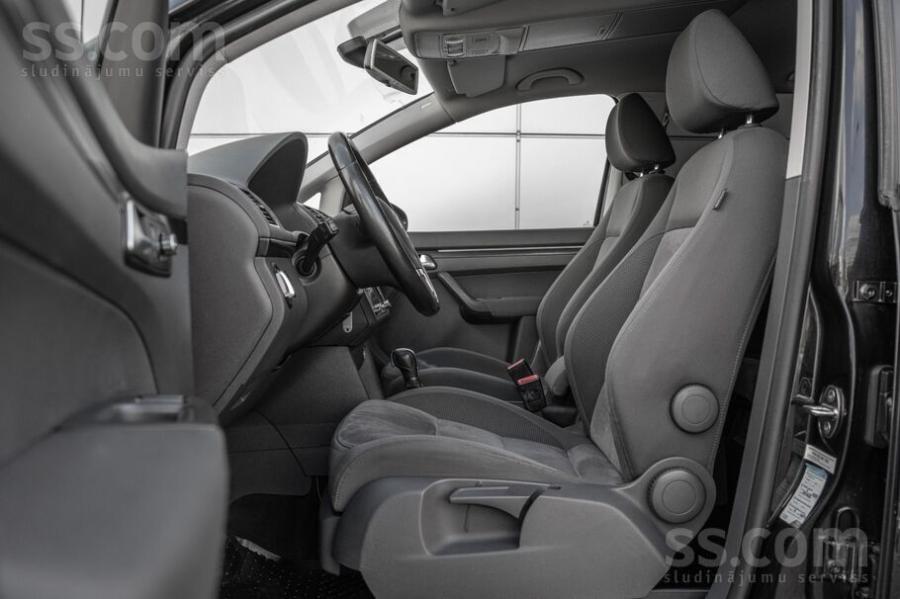 Black Volkswagen Touran 2011 in Riga, with an engine capacity of 2.00 L and mileage of 319 thousand km for 5490 €, photo 10 on AUTOMOTO.COM.LV