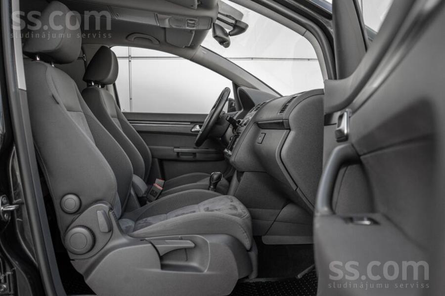 Black Volkswagen Touran 2011 in Riga, with an engine capacity of 2.00 L and mileage of 319 thousand km for 5490 €, photo 11 on AUTOMOTO.COM.LV