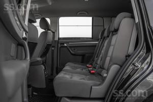 Black Volkswagen Touran 2011 in Riga, with an engine capacity of 2.00 L and mileage of 319 thousand km for 5490 €, photo 12 on AUTOMOTO.COM.LV