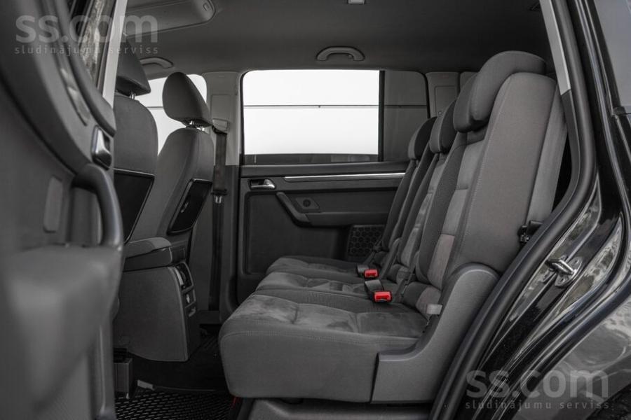 Black Volkswagen Touran 2011 in Riga, with an engine capacity of 2.00 L and mileage of 319 thousand km for 5490 €, photo 12 on AUTOMOTO.COM.LV
