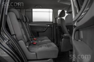 Black Volkswagen Touran 2011 in Riga, with an engine capacity of 2.00 L and mileage of 319 thousand km for 5490 €, photo 14 on AUTOMOTO.COM.LV