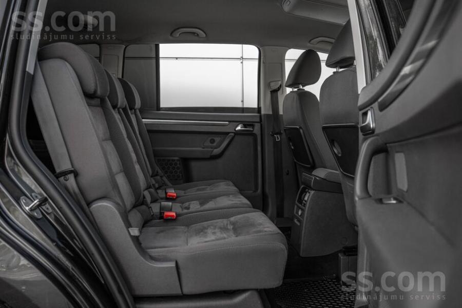 Black Volkswagen Touran 2011 in Riga, with an engine capacity of 2.00 L and mileage of 319 thousand km for 5490 €, photo 14 on AUTOMOTO.COM.LV