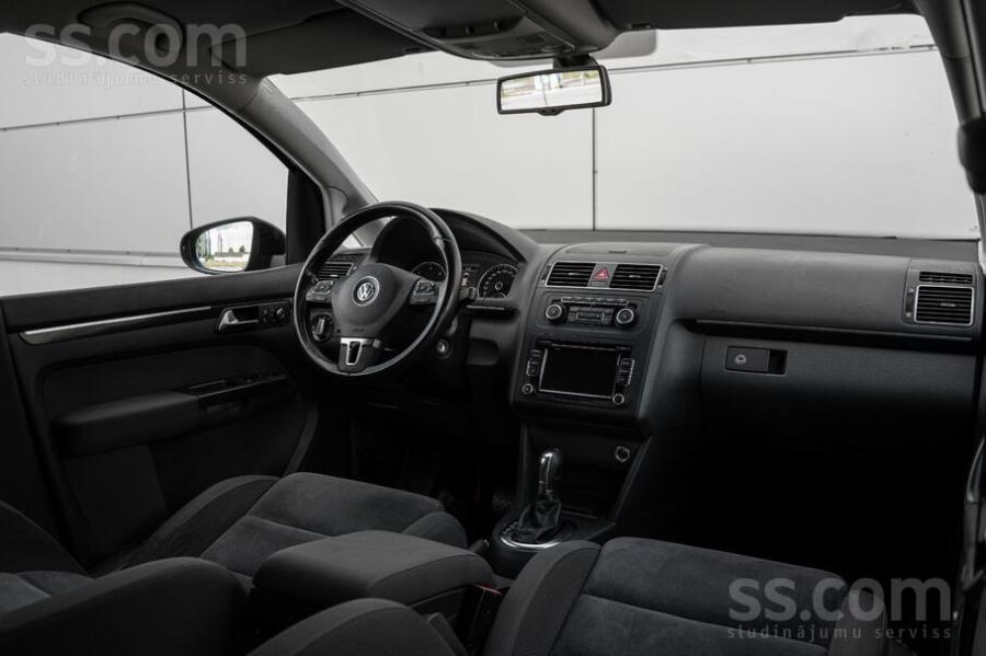 Black Volkswagen Touran 2011 in Riga, with an engine capacity of 2.00 L and mileage of 319 thousand km for 5490 €, photo 15 on AUTOMOTO.COM.LV