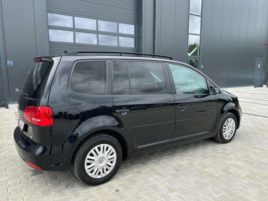 Melns Volkswagen Touran 2011 Klaipėda, ar dzinēja tilpumu 1.60 L un nobraukumu 289 tūkst. km par 5200 €, foto 4 vietnē AUTOMOTO.COM.LV