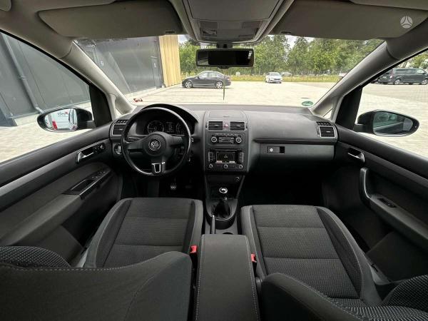 Melns Volkswagen Touran 2011 Klaipėda, ar dzinēja tilpumu 1.60 L un nobraukumu 289 tūkst. km par 5200 €, foto 7 vietnē AUTOMOTO.COM.LV