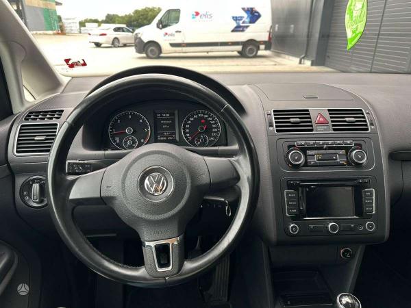 Melns Volkswagen Touran 2011 Klaipėda, ar dzinēja tilpumu 1.60 L un nobraukumu 289 tūkst. km par 5200 €, foto 10 vietnē AUTOMOTO.COM.LV