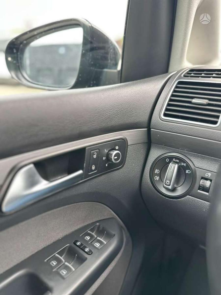 Melns Volkswagen Touran 2011 Klaipėda, ar dzinēja tilpumu 1.60 L un nobraukumu 289 tūkst. km par 5200 €, foto 12 vietnē AUTOMOTO.COM.LV
