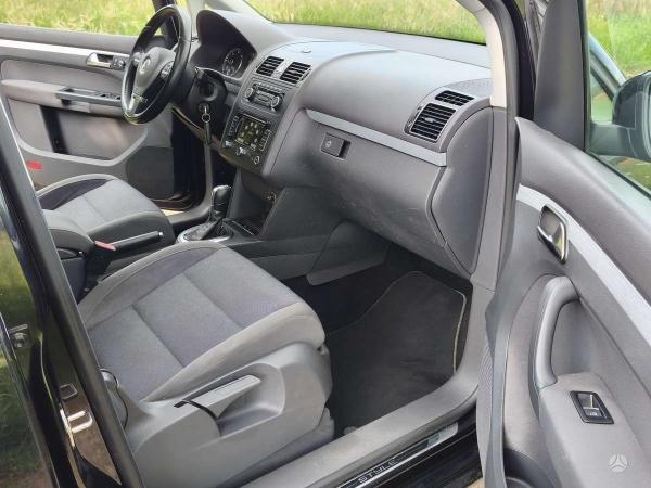 Melns Volkswagen Touran 2011 Kėdainiai, ar dzinēja tilpumu 1.60 L un nobraukumu 213 tūkst. km par 5700 €, foto 9 vietnē AUTOMOTO.COM.LV