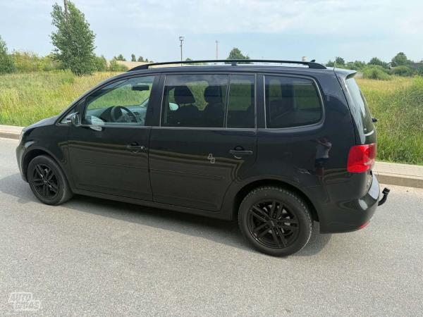 Black Volkswagen Touran 2011 in Mazeikiai, with an engine capacity of 1.60 L and mileage of 274 thousand km for 5300 €, photo 7 on AUTOMOTO.COM.LV