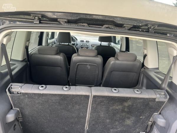 Black Volkswagen Touran 2011 in Kaunas, with an engine capacity of 2.00 L and mileage of 353 thousand km for 5000 €, photo 9 on AUTOMOTO.COM.LV