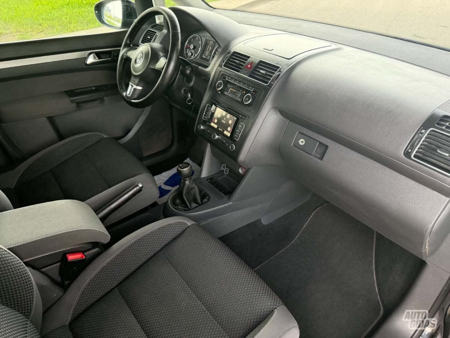 Melns Volkswagen Touran 2011 Mažeikiai, ar dzinēja tilpumu 1.60 L un nobraukumu 274 tūkst. km par 5350 €, foto 32 vietnē AUTOMOTO.COM.LV