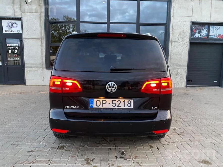 Melns Volkswagen Touran 2011 Cēsis, ar dzinēja tilpumu 1.60 L un nobraukumu 283 tūkst. km par 6600 €, foto 11 vietnē AUTOMOTO.COM.LV