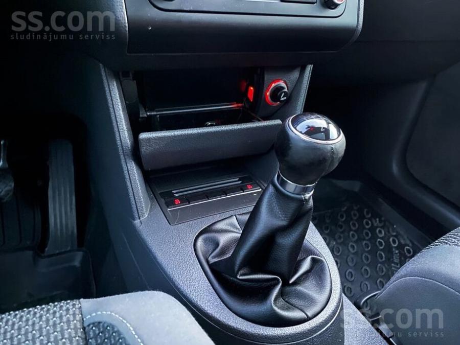 Melns Volkswagen Touran 2011 Cēsis, ar dzinēja tilpumu 1.60 L un nobraukumu 283 tūkst. km par 6600 €, foto 18 vietnē AUTOMOTO.COM.LV