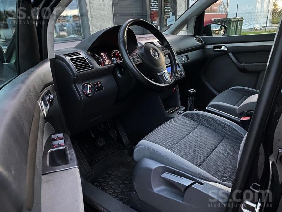 Melns Volkswagen Touran 2011 Cēsis, ar dzinēja tilpumu 1.60 L un nobraukumu 283 tūkst. km par 6600 €, foto 20 vietnē AUTOMOTO.COM.LV