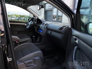 Melns Volkswagen Touran 2011 Cēsis, ar dzinēja tilpumu 1.60 L un nobraukumu 283 tūkst. km par 6600 €, foto 22 vietnē AUTOMOTO.COM.LV