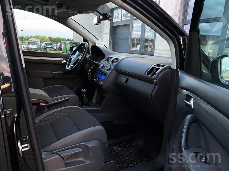Melns Volkswagen Touran 2011 Cēsis, ar dzinēja tilpumu 1.60 L un nobraukumu 283 tūkst. km par 6600 €, foto 22 vietnē AUTOMOTO.COM.LV