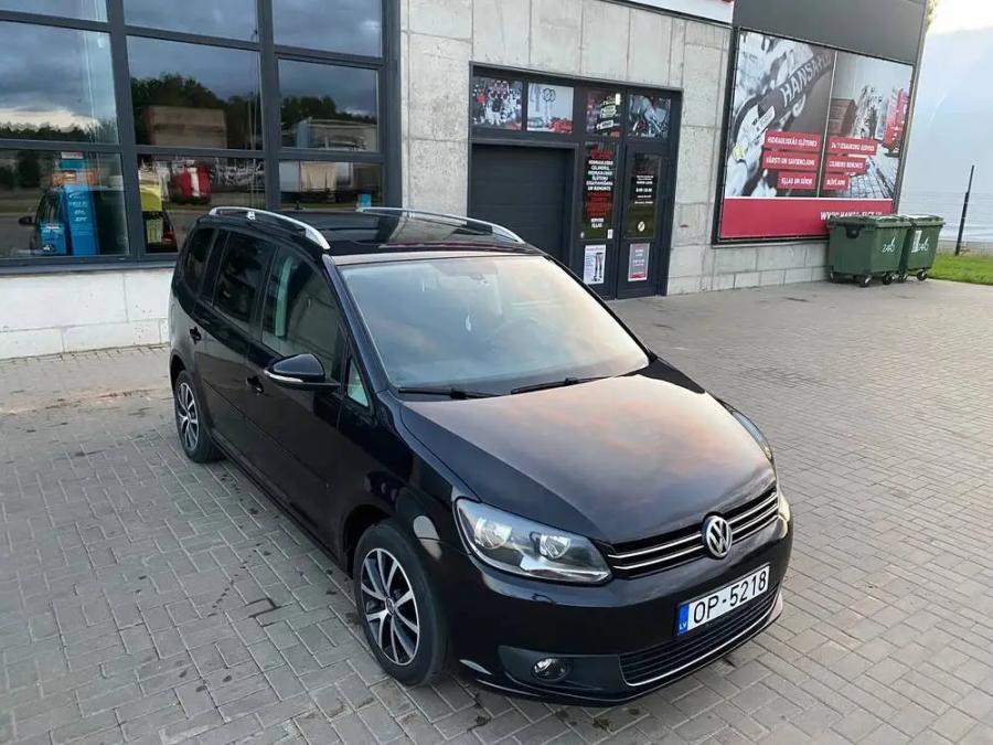 Black Volkswagen Touran 2011 in Cesis, with an engine capacity of 1.60 L and mileage of 283 thousand km for 6600 €, photo 5 on AUTOMOTO.COM.LV