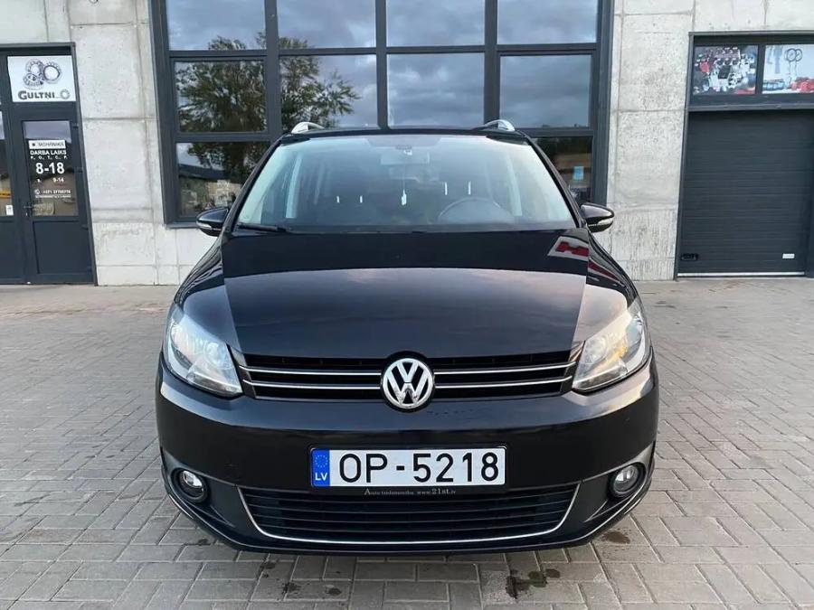 Black Volkswagen Touran 2011 in Cesis, with an engine capacity of 1.60 L and mileage of 283 thousand km for 6600 €, photo 6 on AUTOMOTO.COM.LV