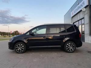 Black Volkswagen Touran 2011 in Cesis, with an engine capacity of 1.60 L and mileage of 283 thousand km for 6600 €, photo 12 on AUTOMOTO.COM.LV