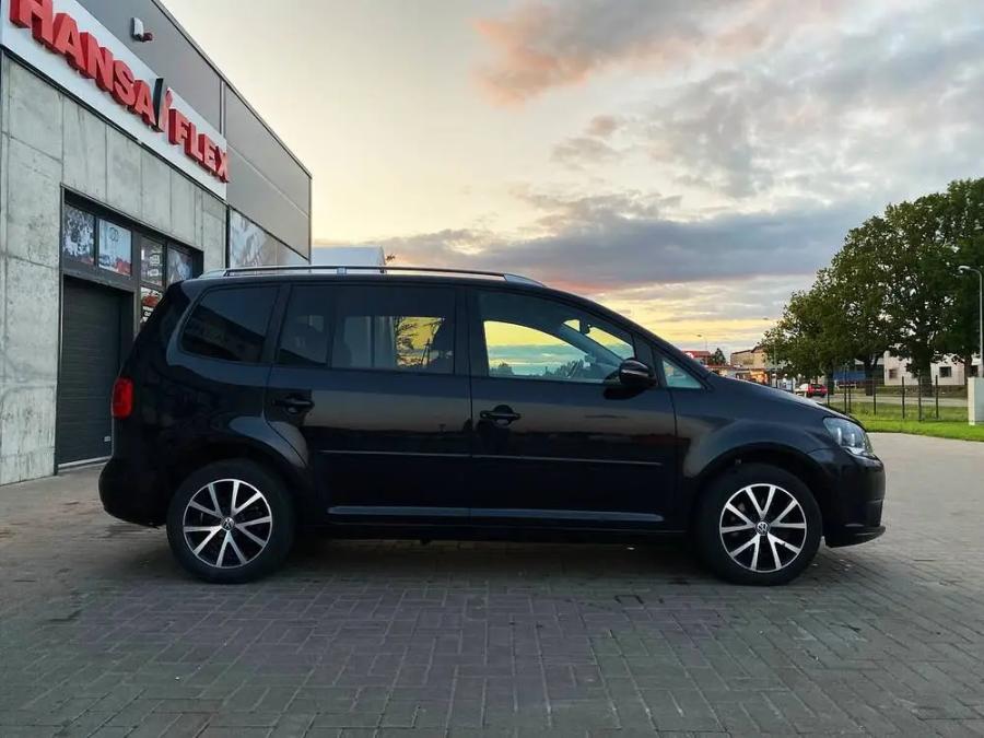 Black Volkswagen Touran 2011 in Cesis, with an engine capacity of 1.60 L and mileage of 283 thousand km for 6600 €, photo 13 on AUTOMOTO.COM.LV