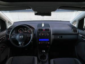 Black Volkswagen Touran 2011 in Cesis, with an engine capacity of 1.60 L and mileage of 283 thousand km for 6600 €, photo 14 on AUTOMOTO.COM.LV
