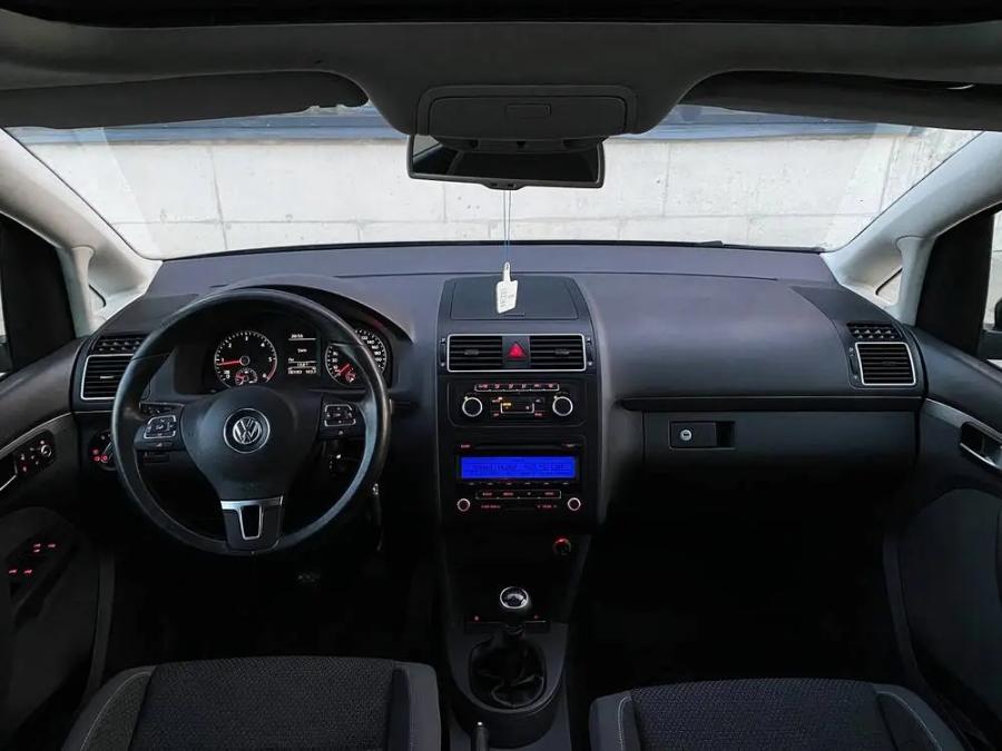 Black Volkswagen Touran 2011 in Cesis, with an engine capacity of 1.60 L and mileage of 283 thousand km for 6600 €, photo 14 on AUTOMOTO.COM.LV