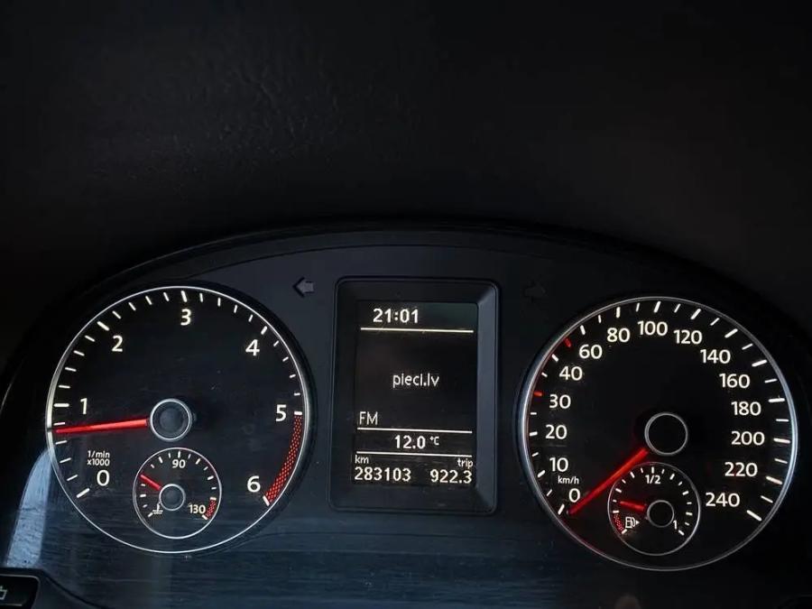 Black Volkswagen Touran 2011 in Cesis, with an engine capacity of 1.60 L and mileage of 283 thousand km for 6600 €, photo 16 on AUTOMOTO.COM.LV