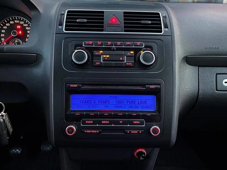 Black Volkswagen Touran 2011 in Cesis, with an engine capacity of 1.60 L and mileage of 283 thousand km for 6600 €, photo 17 on AUTOMOTO.COM.LV