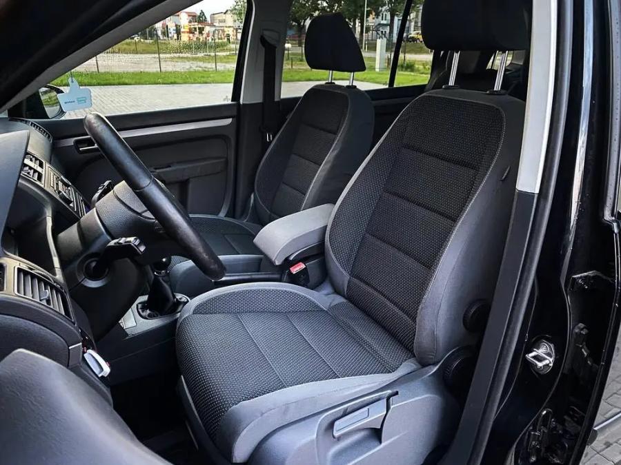 Black Volkswagen Touran 2011 in Cesis, with an engine capacity of 1.60 L and mileage of 283 thousand km for 6600 €, photo 21 on AUTOMOTO.COM.LV