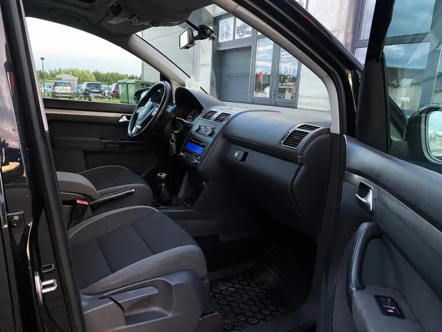 Black Volkswagen Touran 2011 in Cesis, with an engine capacity of 1.60 L and mileage of 283 thousand km for 6600 €, photo 22 on AUTOMOTO.COM.LV