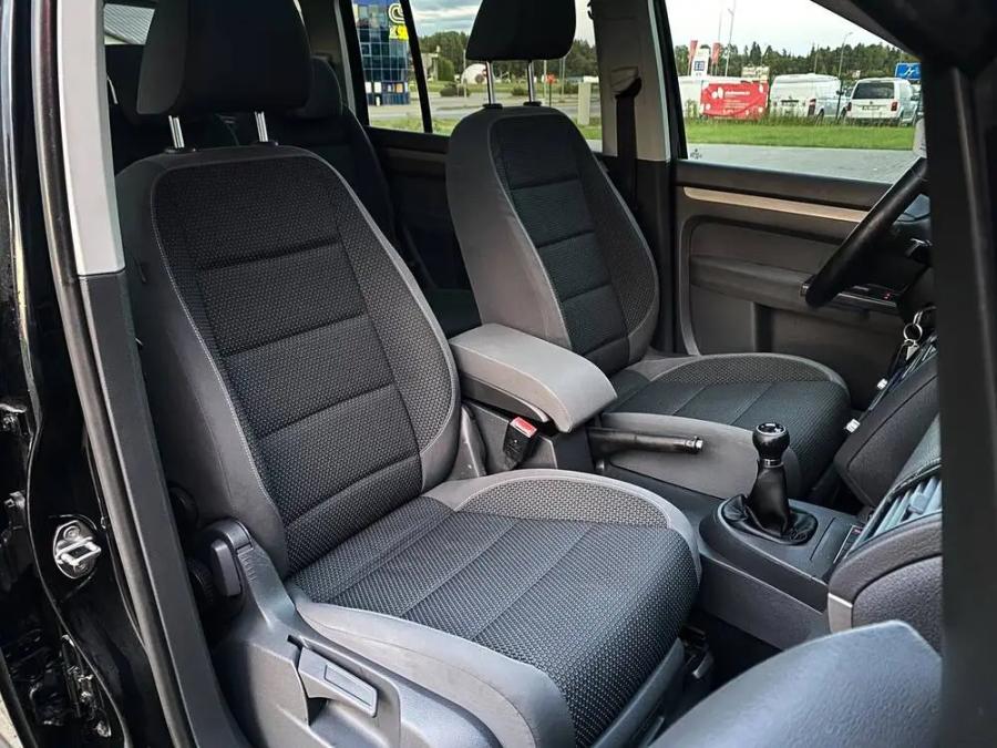 Black Volkswagen Touran 2011 in Cesis, with an engine capacity of 1.60 L and mileage of 283 thousand km for 6600 €, photo 23 on AUTOMOTO.COM.LV