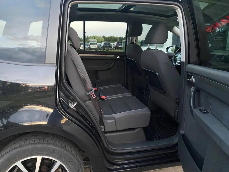 Black Volkswagen Touran 2011 in Cesis, with an engine capacity of 1.60 L and mileage of 283 thousand km for 6600 €, photo 26 on AUTOMOTO.COM.LV