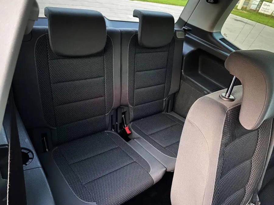 Black Volkswagen Touran 2011 in Cesis, with an engine capacity of 1.60 L and mileage of 283 thousand km for 6600 €, photo 27 on AUTOMOTO.COM.LV
