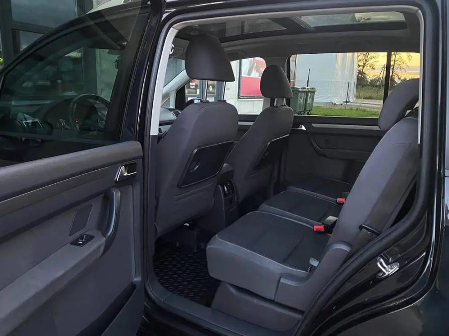 Black Volkswagen Touran 2011 in Cesis, with an engine capacity of 1.60 L and mileage of 283 thousand km for 6600 €, photo 28 on AUTOMOTO.COM.LV