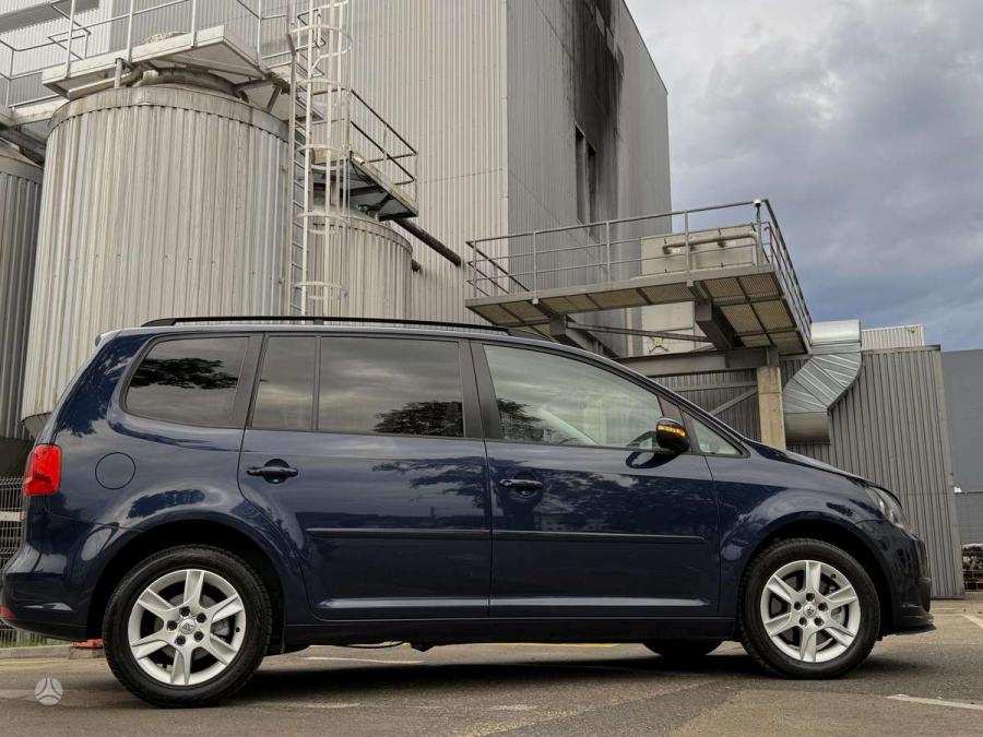 Black Volkswagen Touran 2011 in Kaunas, with an engine capacity of 2.00 L and mileage of 298 thousand km for 6200 €, photo 7 on AUTOMOTO.COM.LV