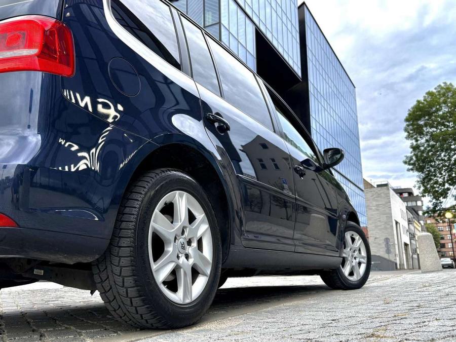 Black Volkswagen Touran 2011 in Kaunas, with an engine capacity of 2.00 L and mileage of 298 thousand km for 6200 €, photo 14 on AUTOMOTO.COM.LV