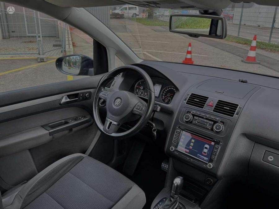 Black Volkswagen Touran 2011 in Kaunas, with an engine capacity of 2.00 L and mileage of 298 thousand km for 6200 €, photo 18 on AUTOMOTO.COM.LV