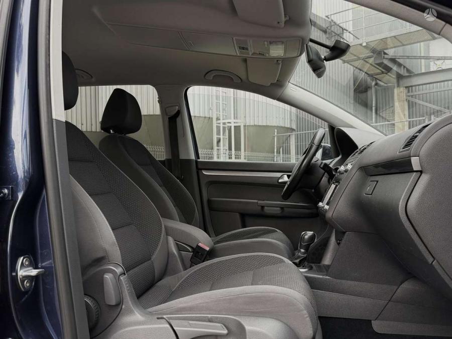 Black Volkswagen Touran 2011 in Kaunas, with an engine capacity of 2.00 L and mileage of 298 thousand km for 6200 €, photo 21 on AUTOMOTO.COM.LV