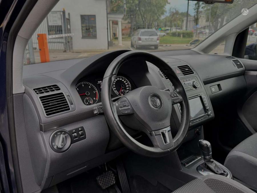 Black Volkswagen Touran 2011 in Kaunas, with an engine capacity of 2.00 L and mileage of 298 thousand km for 6200 €, photo 22 on AUTOMOTO.COM.LV