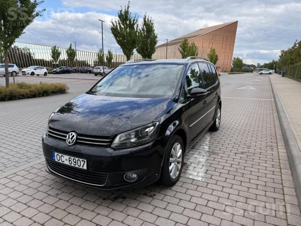 Black Volkswagen Touran 2011 in Ventspils, with an engine capacity of 2.00 L and mileage of 369 thousand km for 6499 €, photo 1 on AUTOMOTO.COM.LV