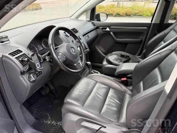 Black Volkswagen Touran 2011 in Ventspils, with an engine capacity of 2.00 L and mileage of 369 thousand km for 6499 €, photo 10 on AUTOMOTO.COM.LV