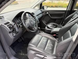 Black Volkswagen Touran 2011 in Ventspils, with an engine capacity of 2.00 L and mileage of 369 thousand km for 6499 €, photo 10 on AUTOMOTO.COM.LV