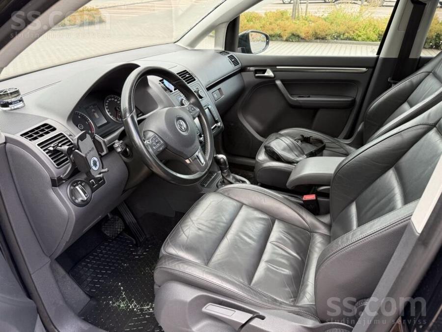 Black Volkswagen Touran 2011 in Ventspils, with an engine capacity of 2.00 L and mileage of 369 thousand km for 6499 €, photo 10 on AUTOMOTO.COM.LV