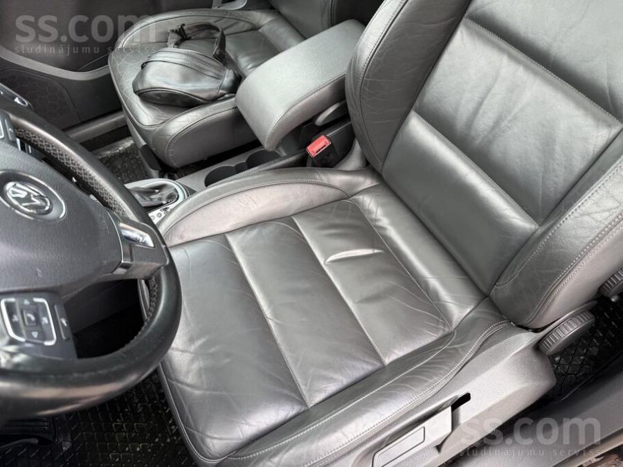 Black Volkswagen Touran 2011 in Ventspils, with an engine capacity of 2.00 L and mileage of 369 thousand km for 6499 €, photo 11 on AUTOMOTO.COM.LV