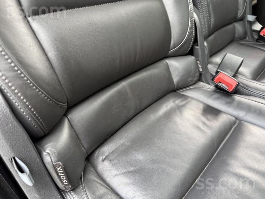 Black Volkswagen Touran 2011 in Ventspils, with an engine capacity of 2.00 L and mileage of 369 thousand km for 6499 €, photo 13 on AUTOMOTO.COM.LV