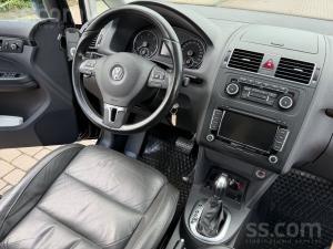 Black Volkswagen Touran 2011 in Ventspils, with an engine capacity of 2.00 L and mileage of 369 thousand km for 6499 €, photo 14 on AUTOMOTO.COM.LV