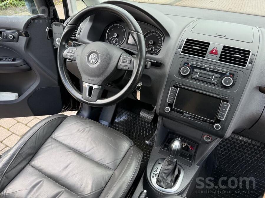 Black Volkswagen Touran 2011 in Ventspils, with an engine capacity of 2.00 L and mileage of 369 thousand km for 6499 €, photo 14 on AUTOMOTO.COM.LV