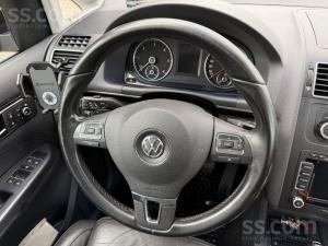 Black Volkswagen Touran 2011 in Ventspils, with an engine capacity of 2.00 L and mileage of 369 thousand km for 6499 €, photo 17 on AUTOMOTO.COM.LV